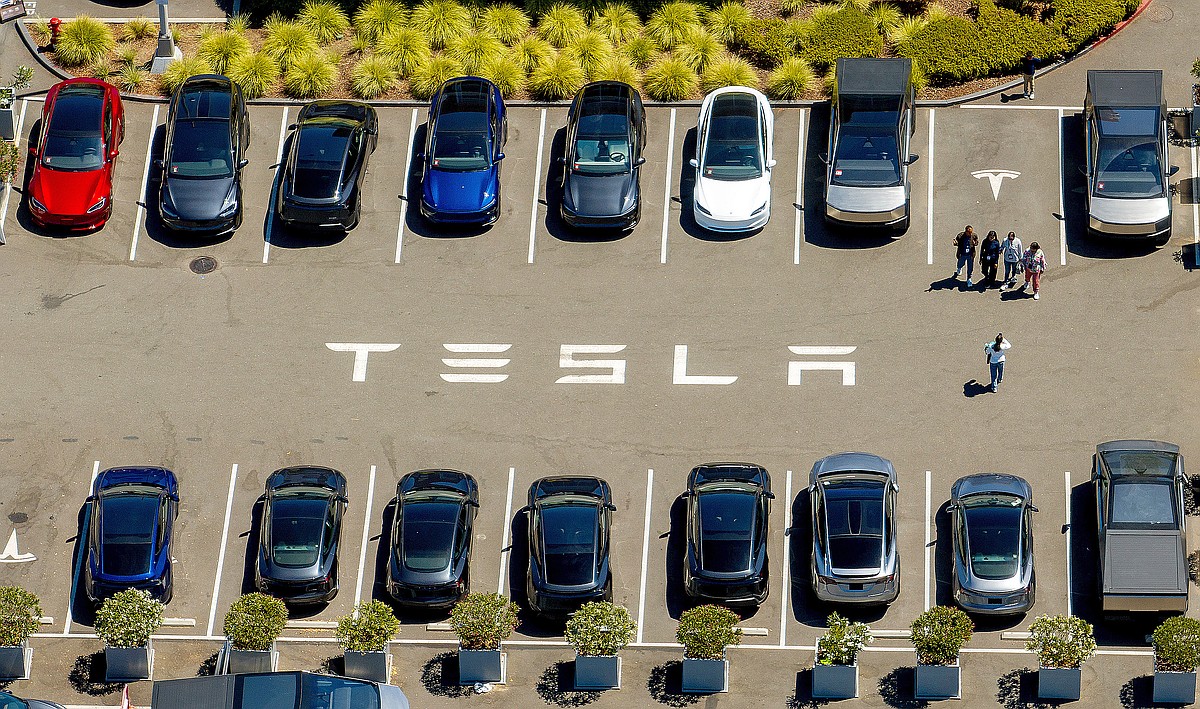 Top auto regulator opens special probe after Tesla slams into Texas ...