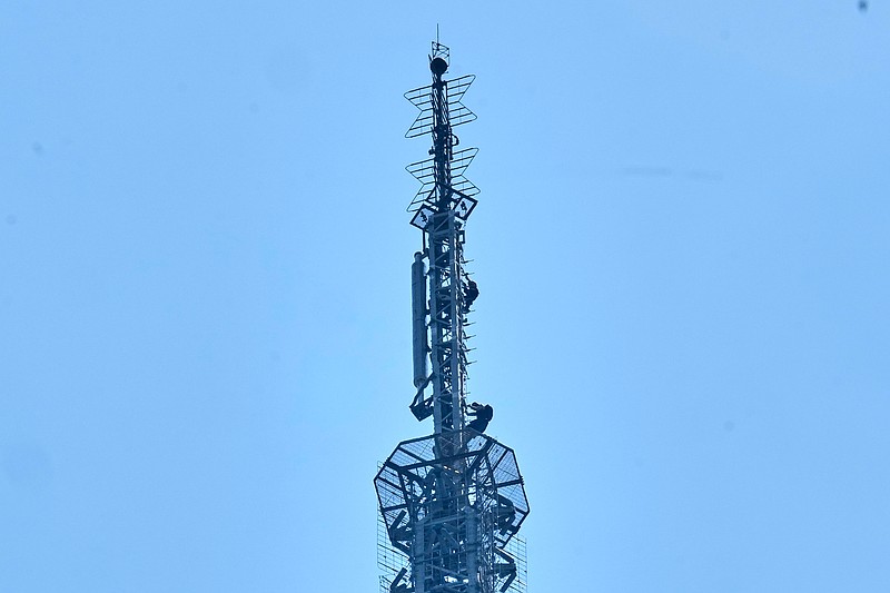 Climber couple arrested after scaling Empire State Building antenna for ...