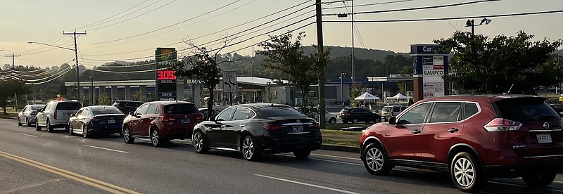 Free fuel offer draws hundreds of early-morning motorists who waited up ...