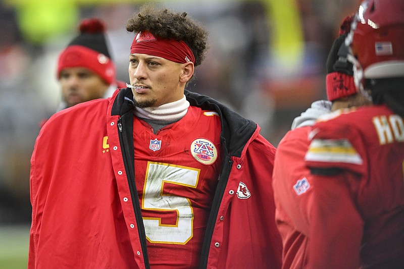 Chiefs QB Patrick Mahomes has high-ankle sprain, status for Houston remains unclear, AP source ...