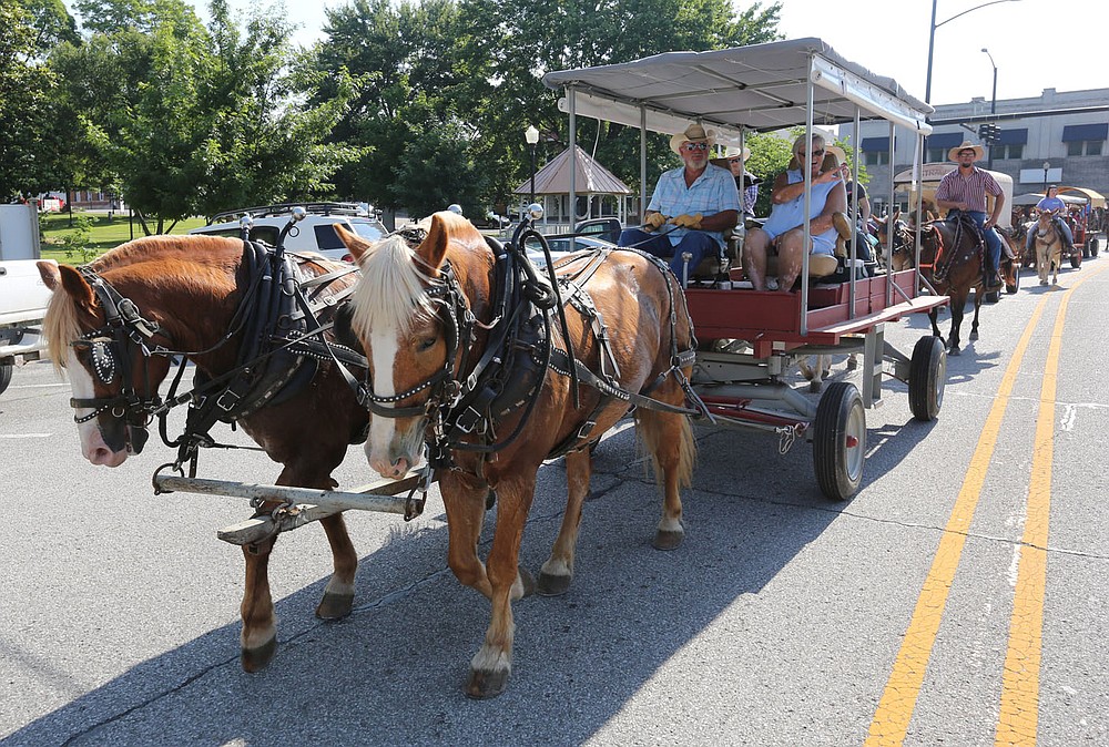 Wagon train leaves Harrison, hits trail west for 43rd year