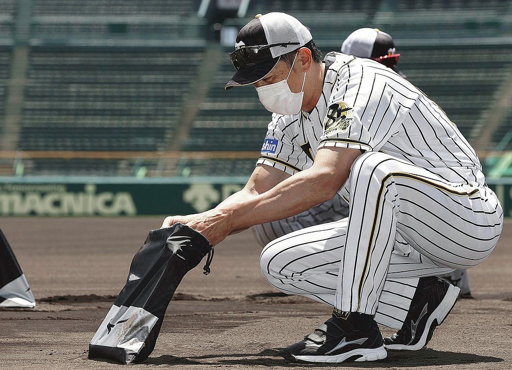 Young baseball players get memento filled with stadium dirt