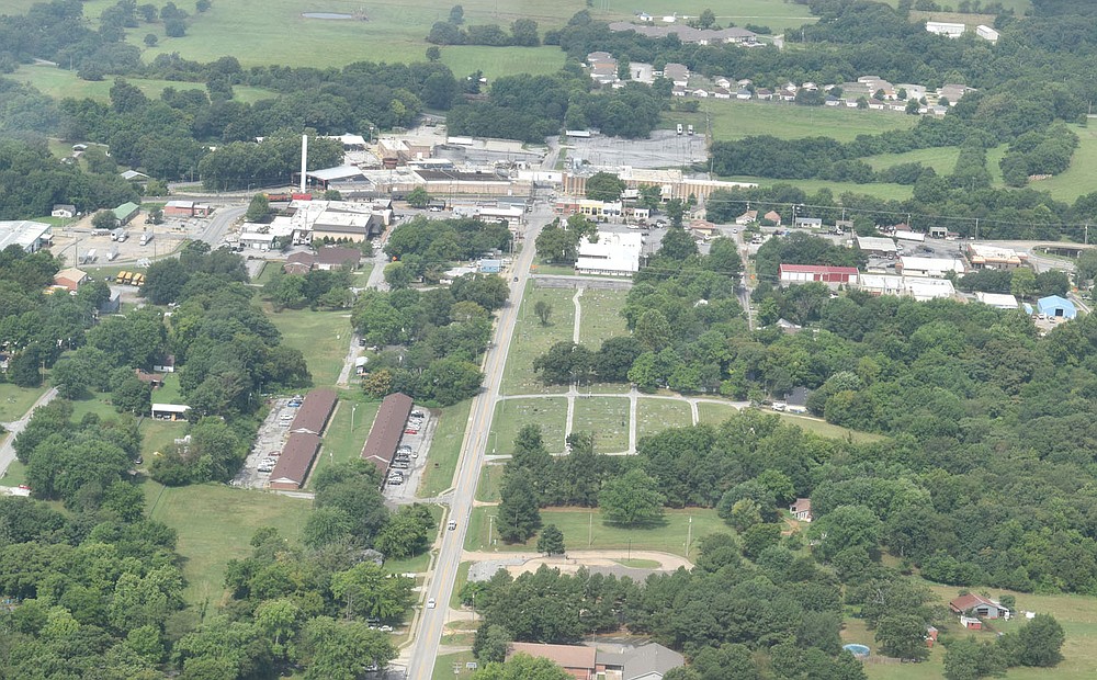 Pilot, reporter view Decatur from the skies