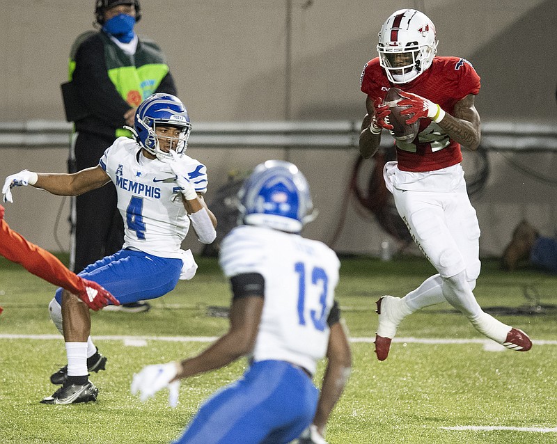 White, Memphis top Florida Atlantic 25-10 in Montgomery Bowl | Hot ...