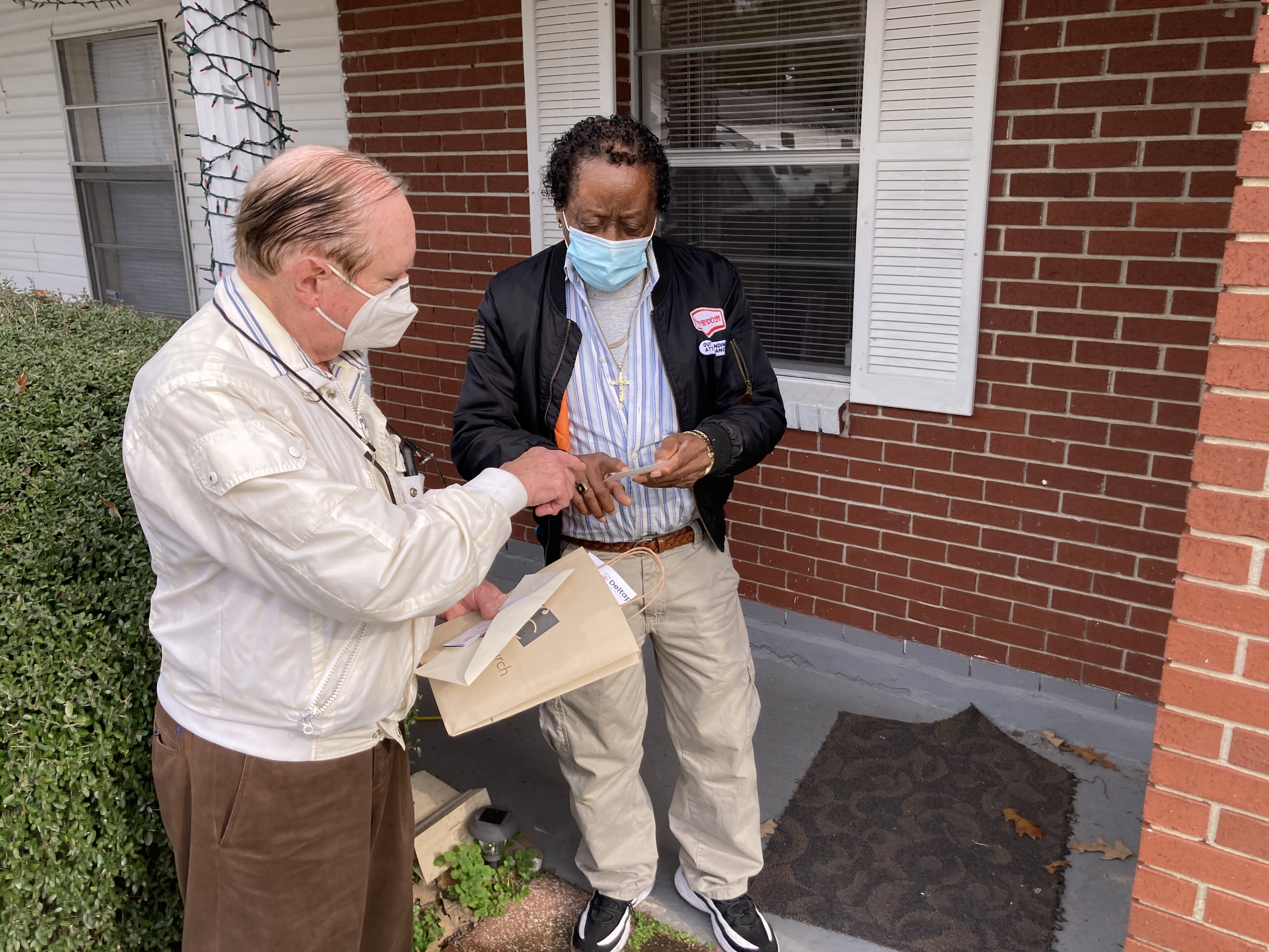 Newcomers get a warm hello - Pine Bluff Commercial