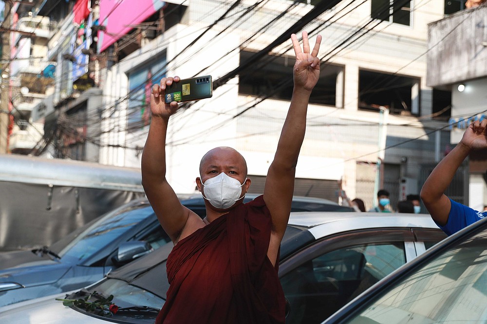 Internet returns as Burma protests grow