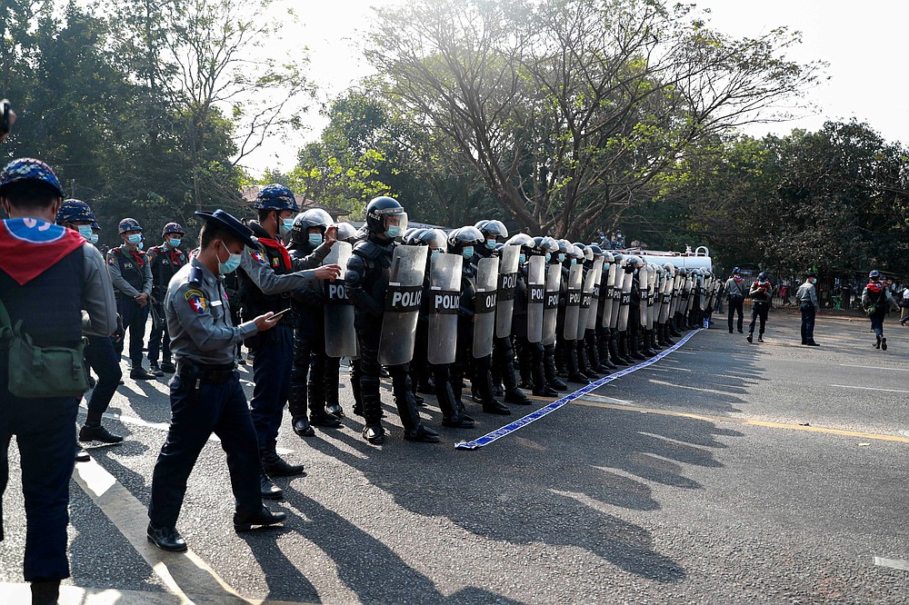 Internet returns as Burma protests grow