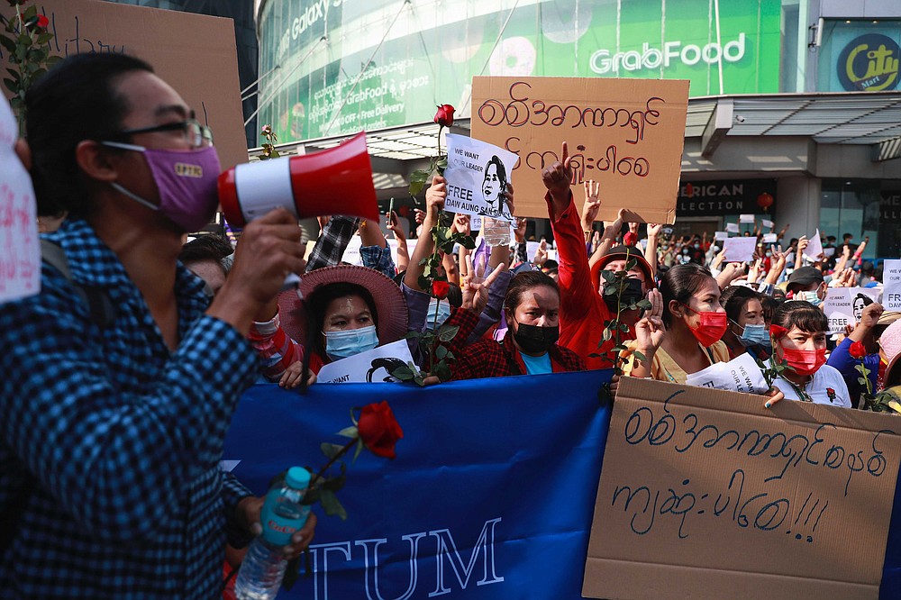 Internet returns as Burma protests grow