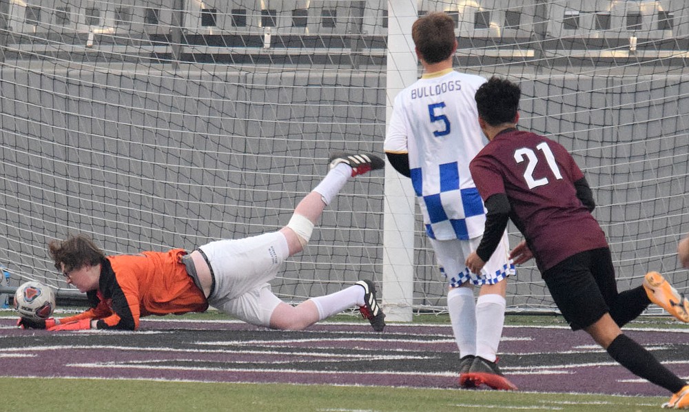 Panthers elude Bulldogs to earn victory in soccer