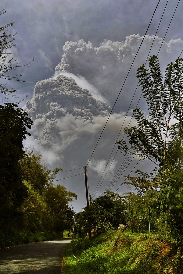Explosive eruption rocks volcano on Caribbean's St. Vincent | Hot ...