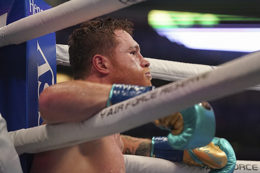 Alvarez adds another title with 8th-round TKO of Saunders