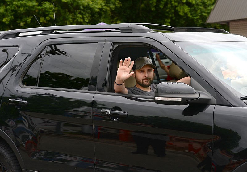 Prairie Grove parade welcomes wounded officer home from hospital ...