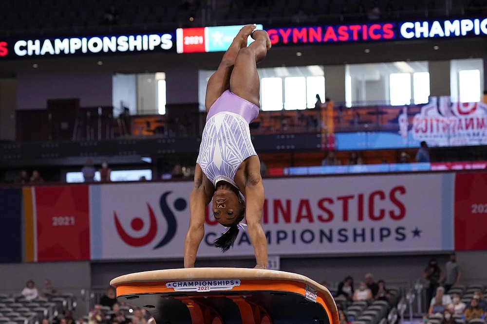 Biles polishes act, in control at Championships
