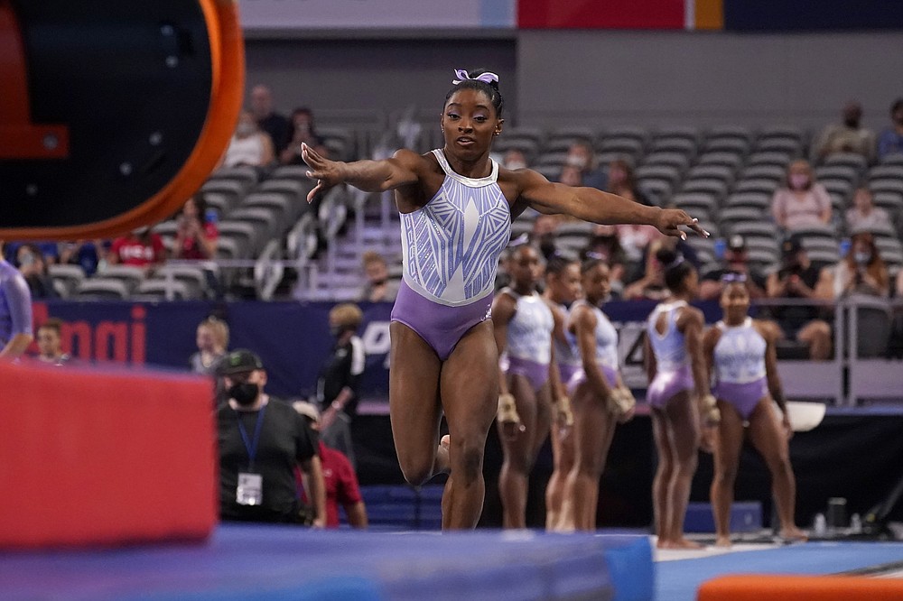 Biles polishes act, in control at Championships
