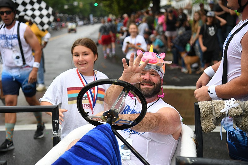 VIDEO, GALLERY: Returning champions clean up at the tub races | Hot ...
