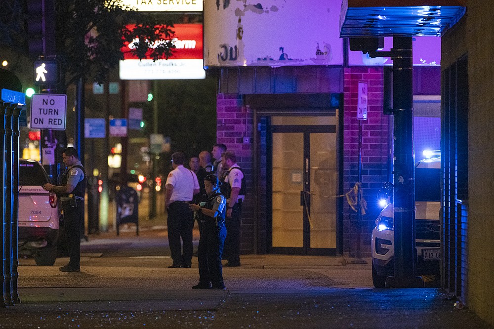 Chicago officer killed, 1 wounded in traffic stop