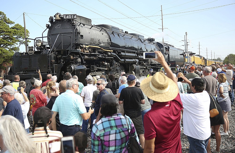 Giant steam locomotive on a 10-state tour