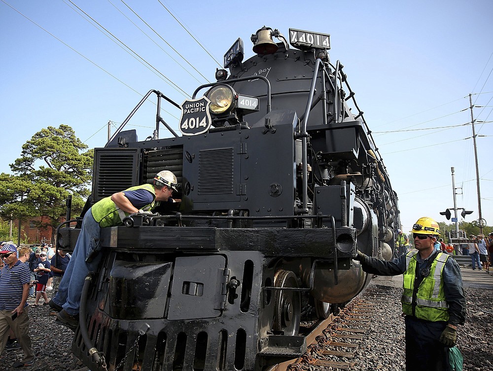 Giant steam locomotive on a 10-state tour