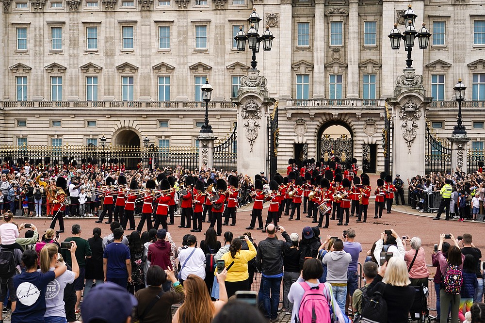 Buckingham Palace guard ceremony returns