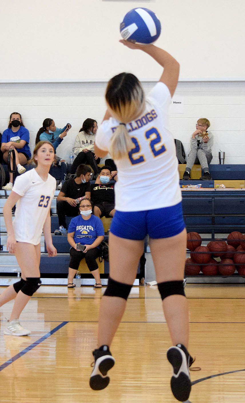 Lady Bulldogs drop one, pickup a win in final week of volleyball season