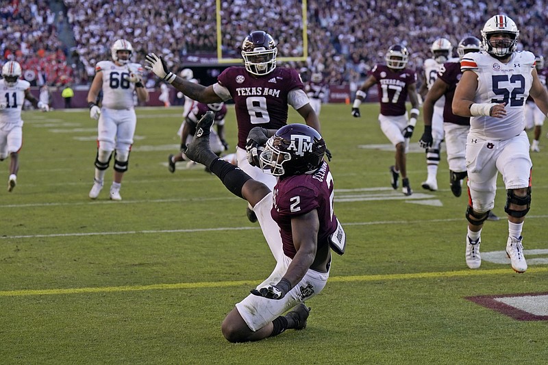 Michael Clemons' scoop-and-score seals Texas A&M win over Auburn