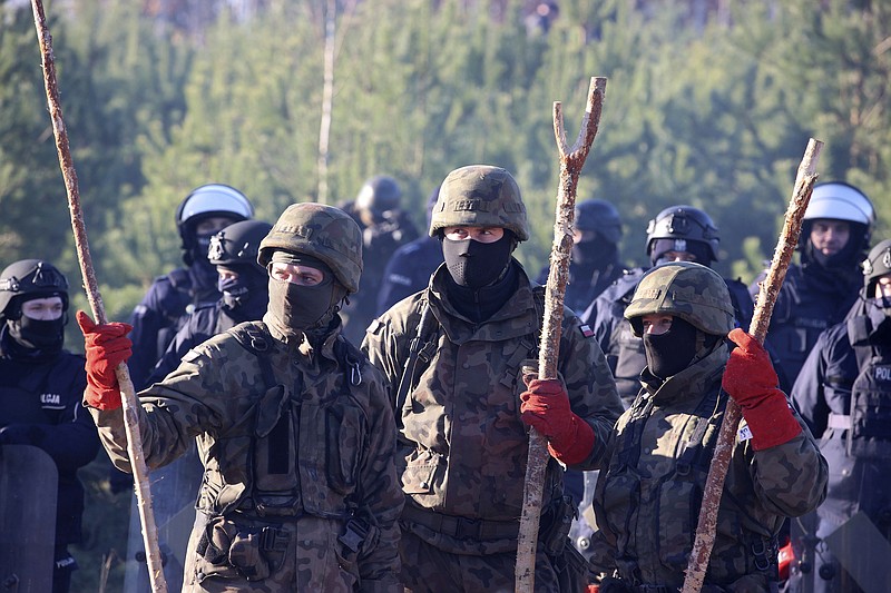 Poland fortifies border after migrants' charge