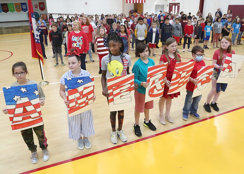 WATCH: Veterans honored by Lake Hamilton fourth, fifth grades | Hot ...