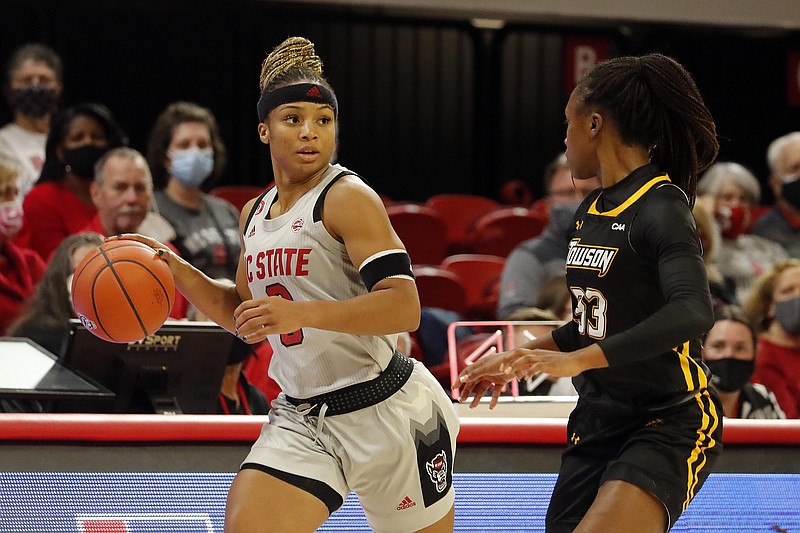 No. 16 Tennessee narrowly beats No. 23 USF in final seconds | Hot ...