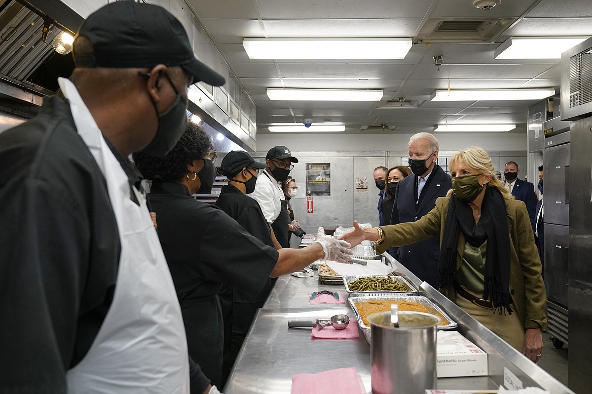 President, VP and spouses help food kitchen for holiday | El Dorado News