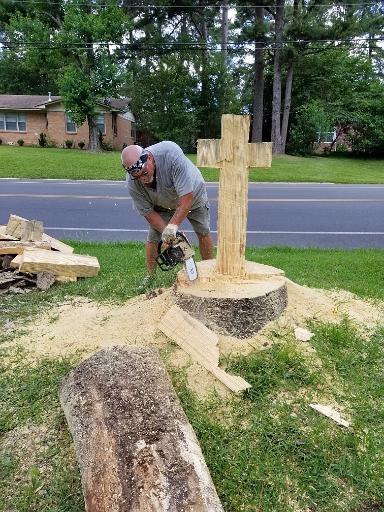 Magnolia woman's friends turn tree stump into cross | El Dorado News