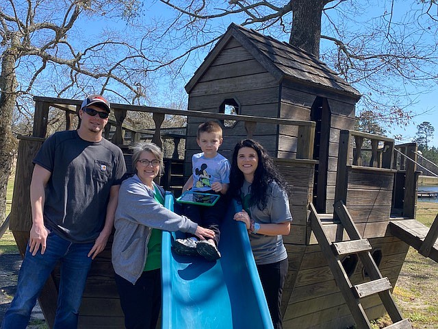 IBT donates to HOPE Landing client | El Dorado News