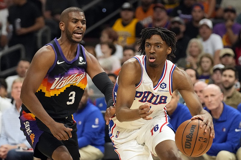 Booker & Paul help NBA-leading Suns roll past the 76ers, 114-104 ...