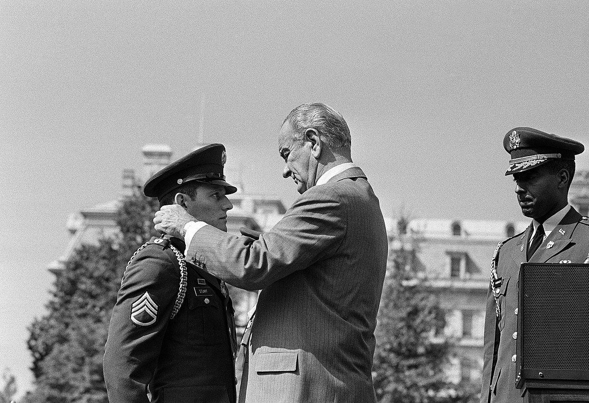 Kenneth Stumpf, Medal of Honor recipient from Vietnam War, dies at 77 ...