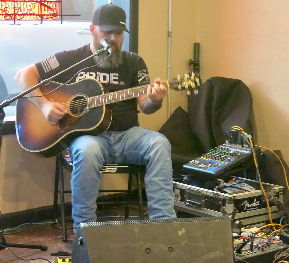 Johnny Dale Roberts entertains crowd at The Recreation Parlor ...