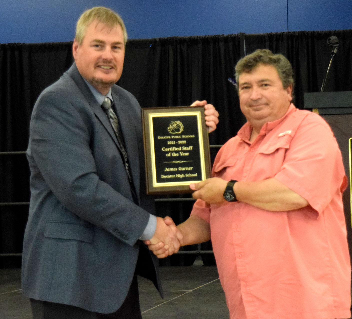 Last act recognizes teachers and staff of the 2021-2022 school year in ...