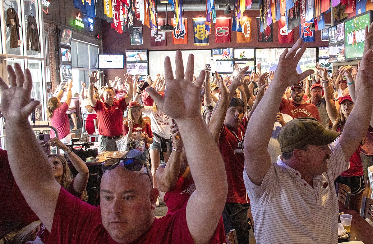 Razorback groups meet in Nebraska; brunch held blocks from first game ...