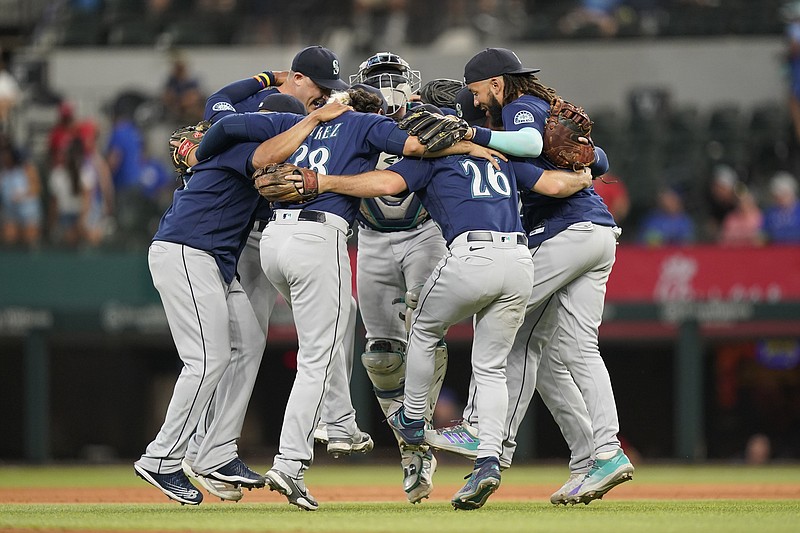 Mariners win 14th in a row; Rodríguez key hit to beat Rangers