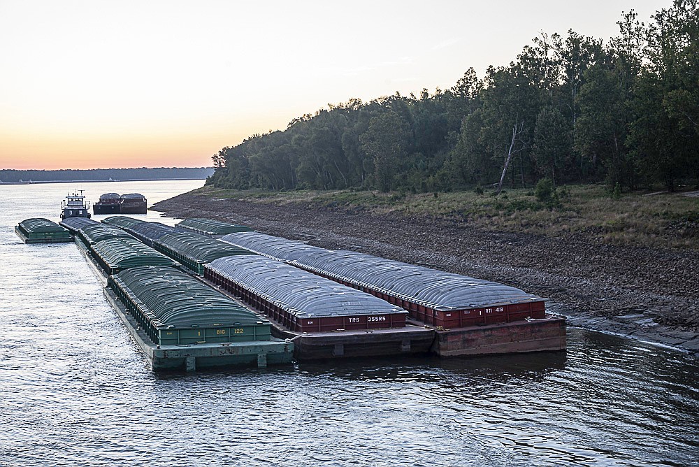 Barges grounded by low water halt Mississippi River traffic | Jefferson ...