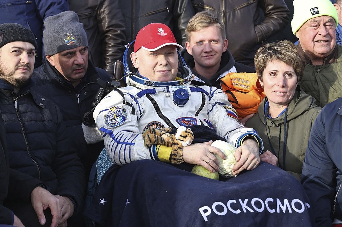 Russian cosmonaut runs over colleague after space return | Jefferson ...