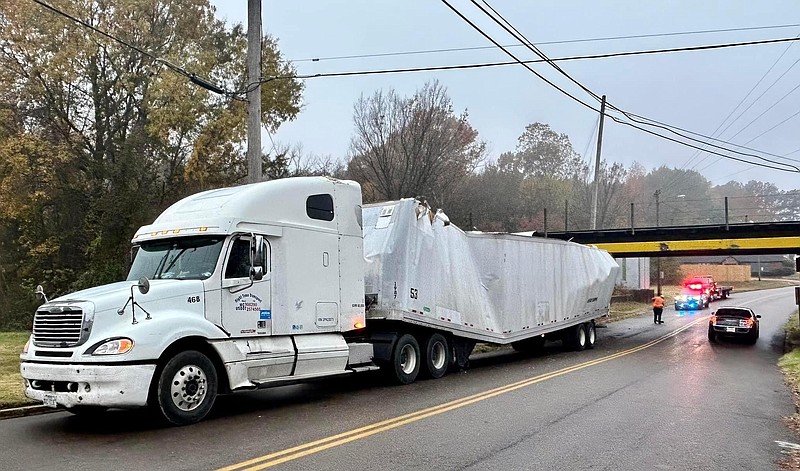 Stuck Truck | Texarkana Gazette