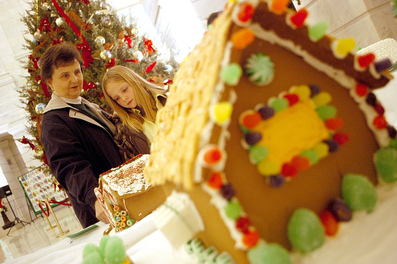 Remember when Arkansas cooks entered a 350-pound gingerbread hotel in ...