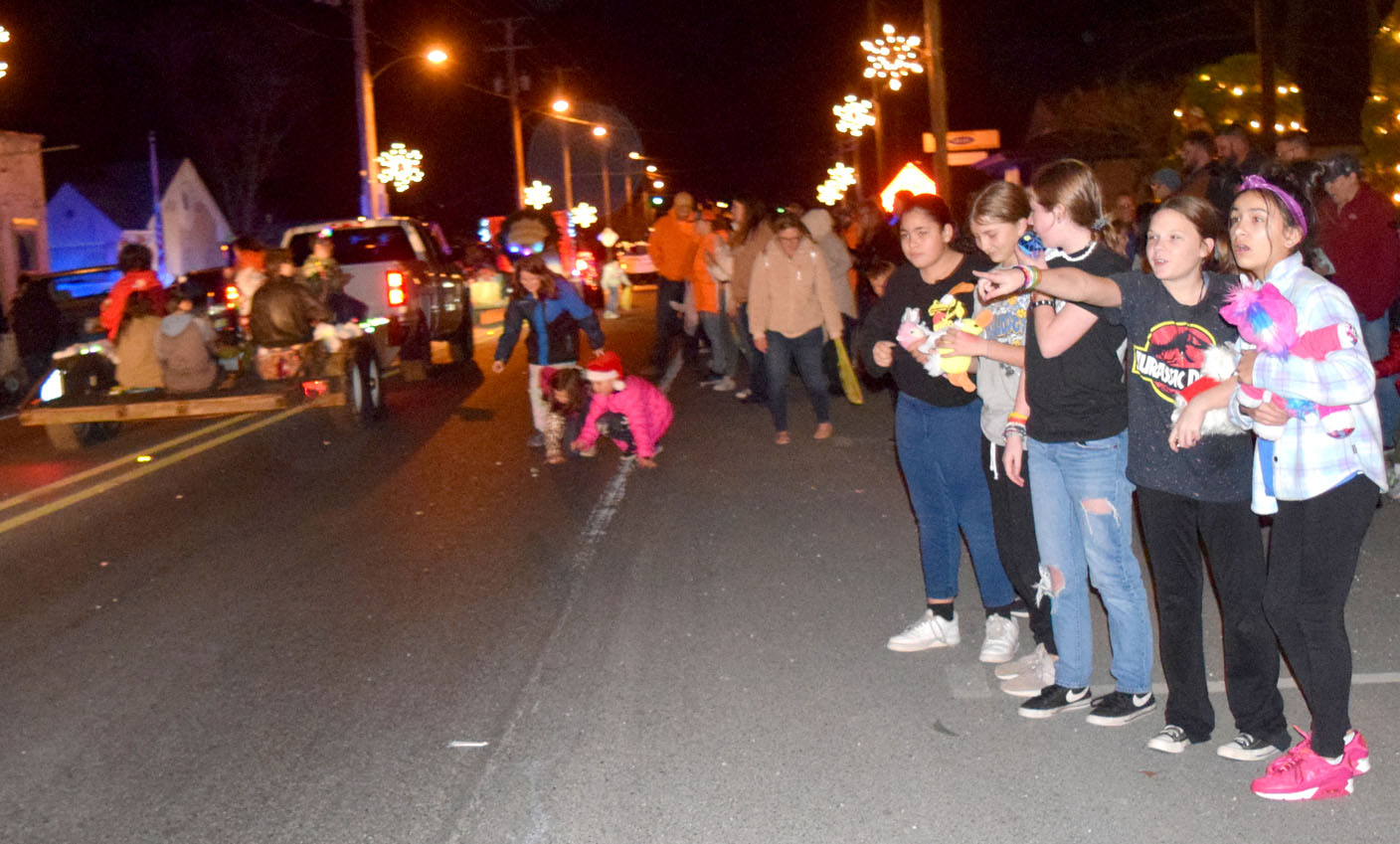 Santa appears during Decatur parade | Westside Eagle Observer