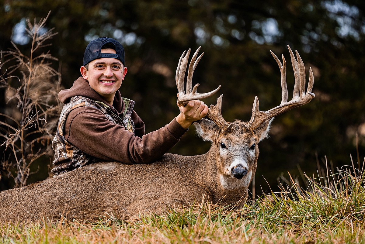 Hunter who works with disabled veterans takes a giant buck | Fulton Sun