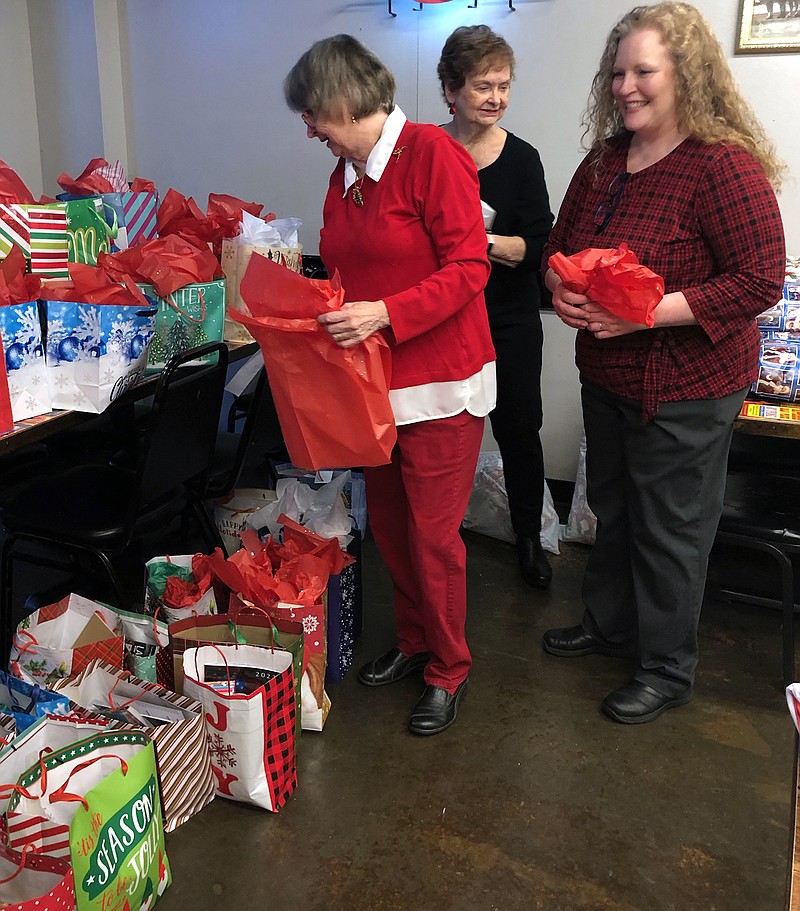 DAR, UDC ready gifts for veterans at Fort Roots | Hot Springs Sentinel ...