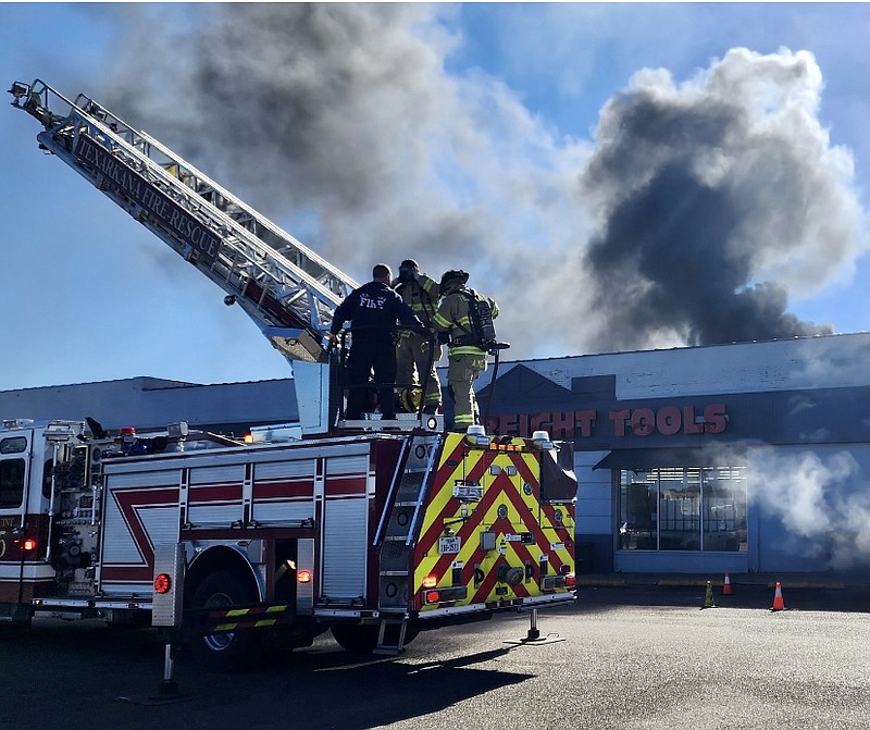 Tar fire damages Harbor Freight roof | Texarkana Gazette