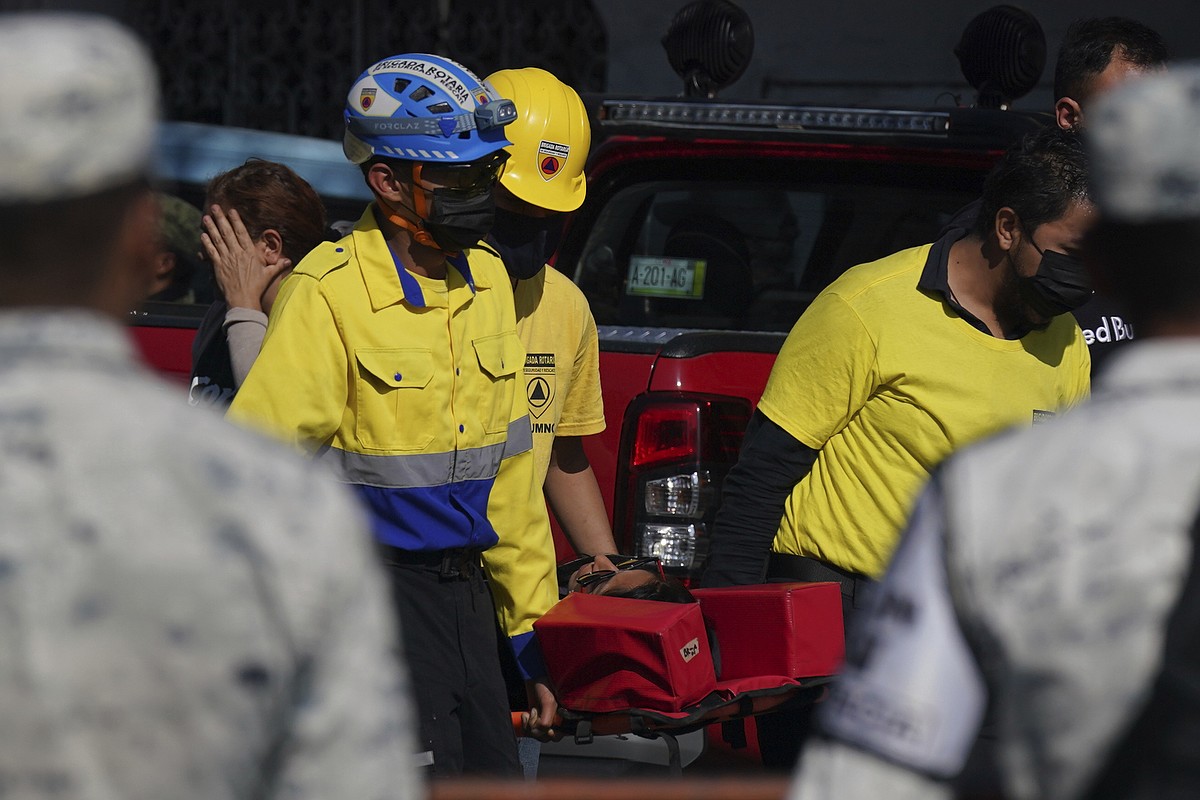 Two subway trains collide in Mexico City, killing 1, injuring 57 | Hot ...