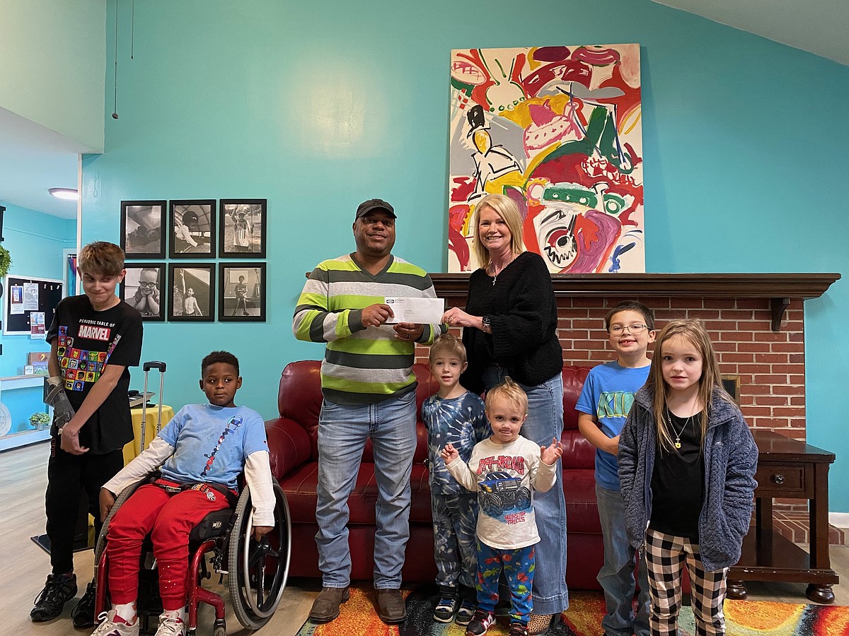 PHOTO: Canfor makes donation to HOPE Landing | El Dorado News