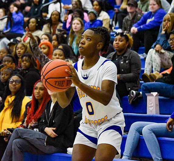 Linzy’s record-breaking night lifts Lady Muleriders to victory
