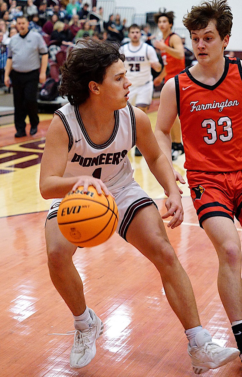 Farmington runs by Pioneers | Westside Eagle Observer