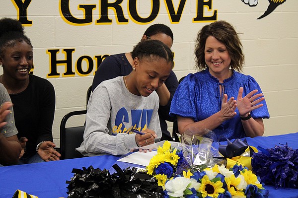 Harmony Grove’s Alivia Lindsey signs with SAU for Cheerleading